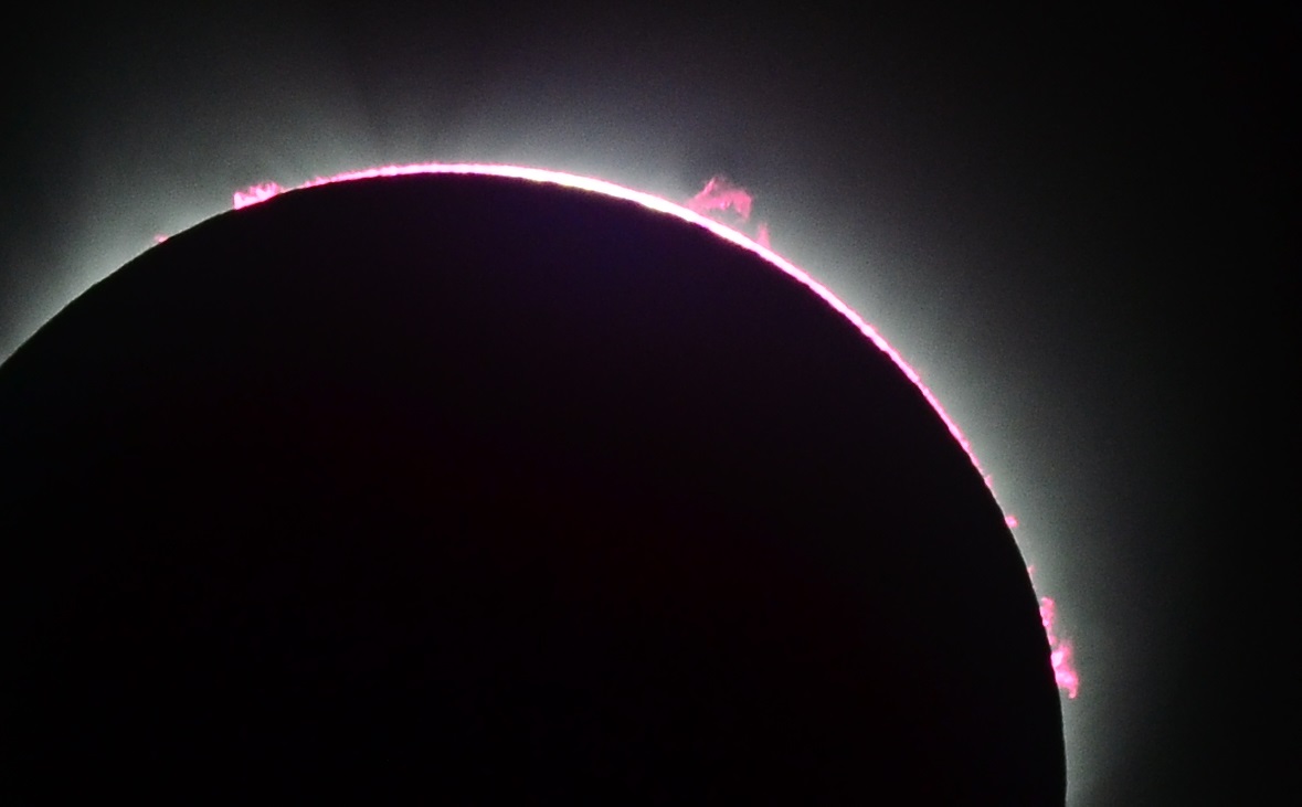 Solar prominences on limb of sun at end of totality - Sky & Telescope ...