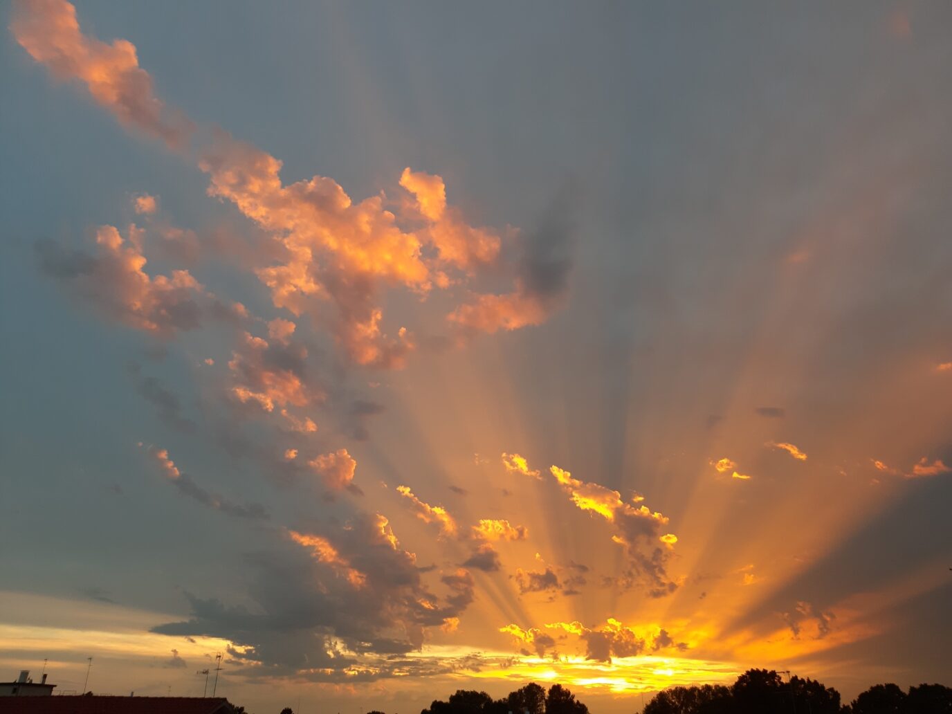 Crepuscular rays - Sky & Telescope - Sky & Telescope