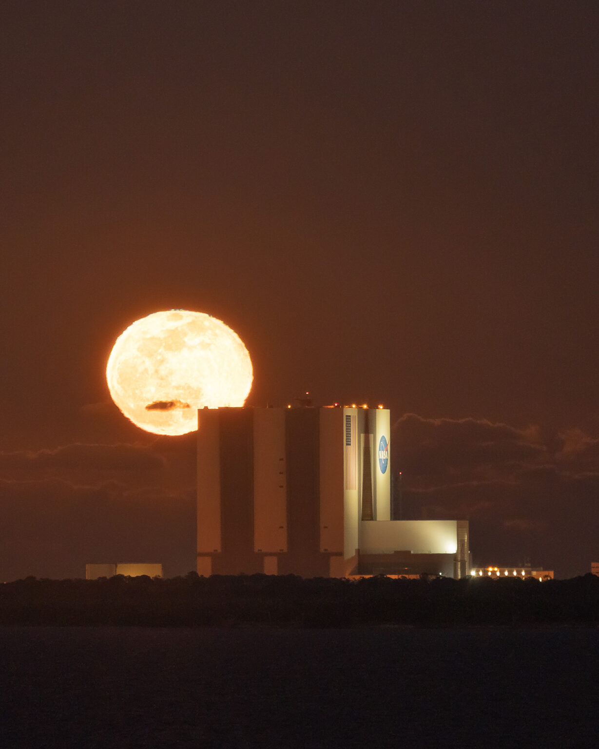 Wolf Moon Rising Over Vehicle Assembly Building - Sky & Telescope - Sky ...