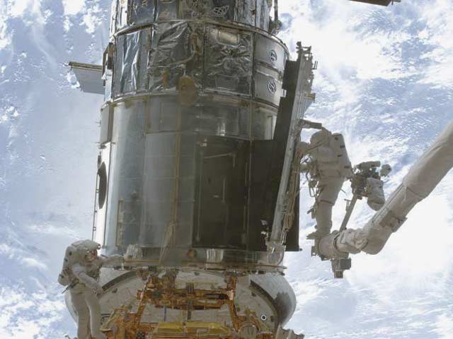 Hubble Upgrade Report #5: One Cool Space Walk - Sky & Telescope - Sky ...